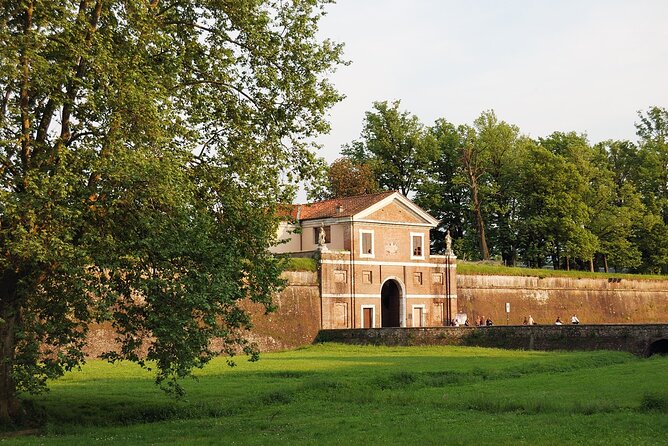 Lucca: Self-Guided Tour by Bike With MAP - Scenic Bike Path Atop the City Walls