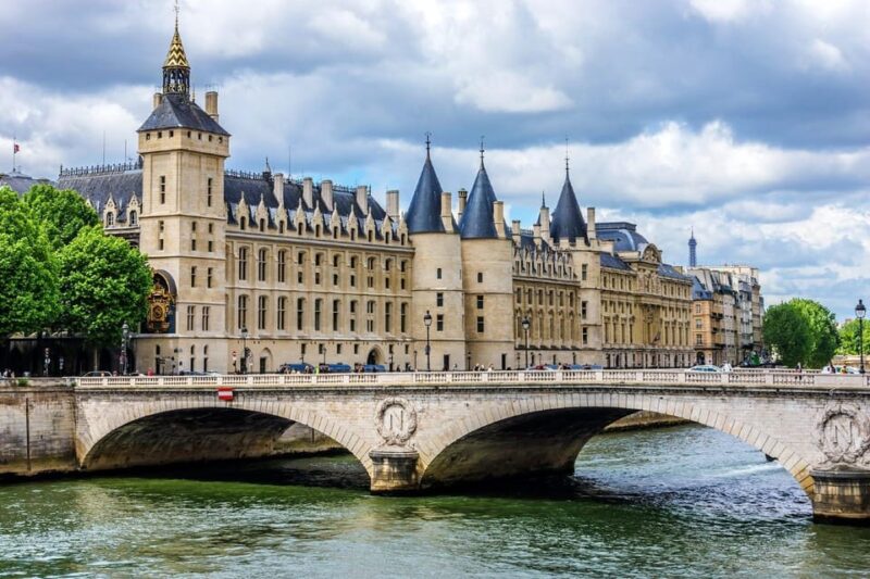 Paris: Free Audioguides in Multiple Languages! - Exploring Iconic Landmarks