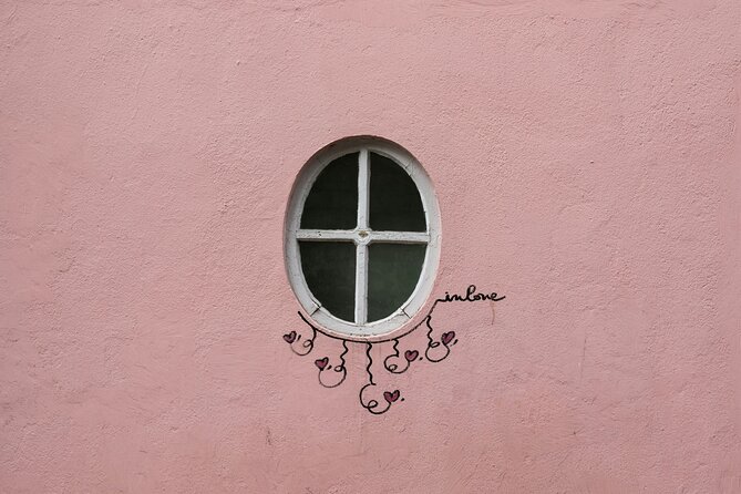 Paris - Montmartre Small Group Walking Tour With a True Local - Capturing Memorable Moments
