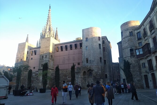 Walking Tour of the Gothic Quarter of Barcelona With Pintxos Tasting - Exploring the Gothic Quarter
