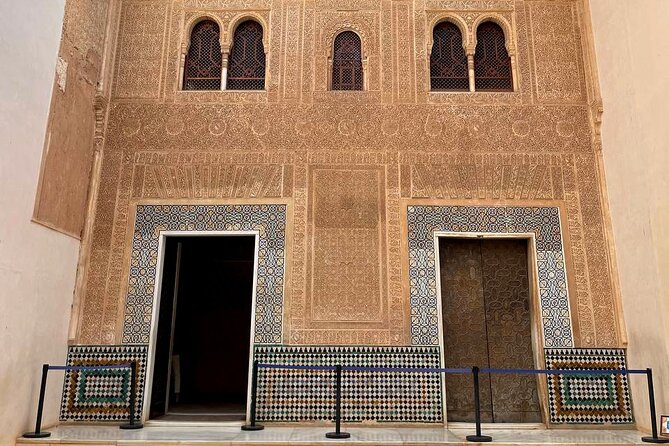 Alhambra and Nasrid Palaces Guided Tour With Tickets - Exploring the Alhambras Architecture and History
