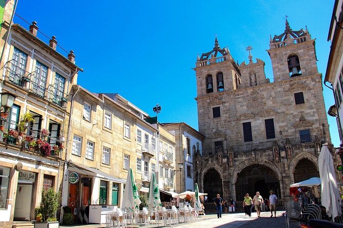 Authentic Braga & Guimarães: Small Group + Lunch and Vinho Verde - Knowledgeable Tour Guides