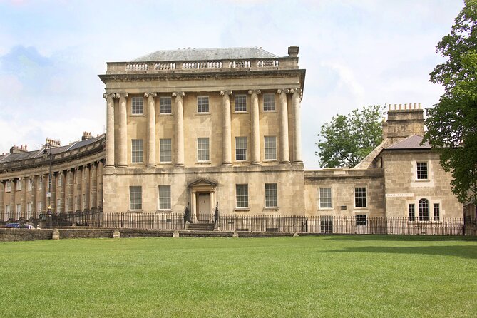 Bath Public Walking Tour Including Bath Abbey - The Circus: Architectural Masterpiece