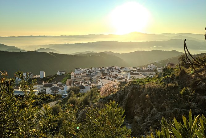 El Saltillo Gorge and White Village Hiking Tour From Malaga - Exploring the El Saltillo Gorge
