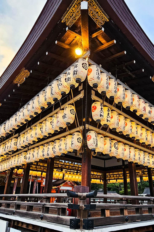 Kyoto: Gion District Guided Walking Tour at Night With Snack - Meeting Point and What to Bring