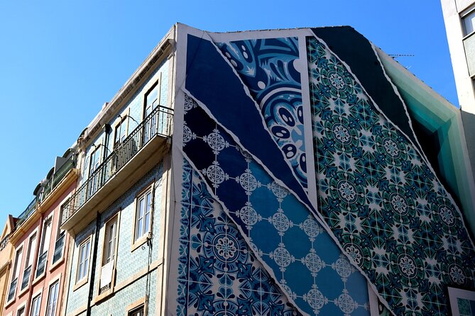 Lisbon Street Art and Lookout Point Tour - Meeting the Knowledgeable and Passionate Guide
