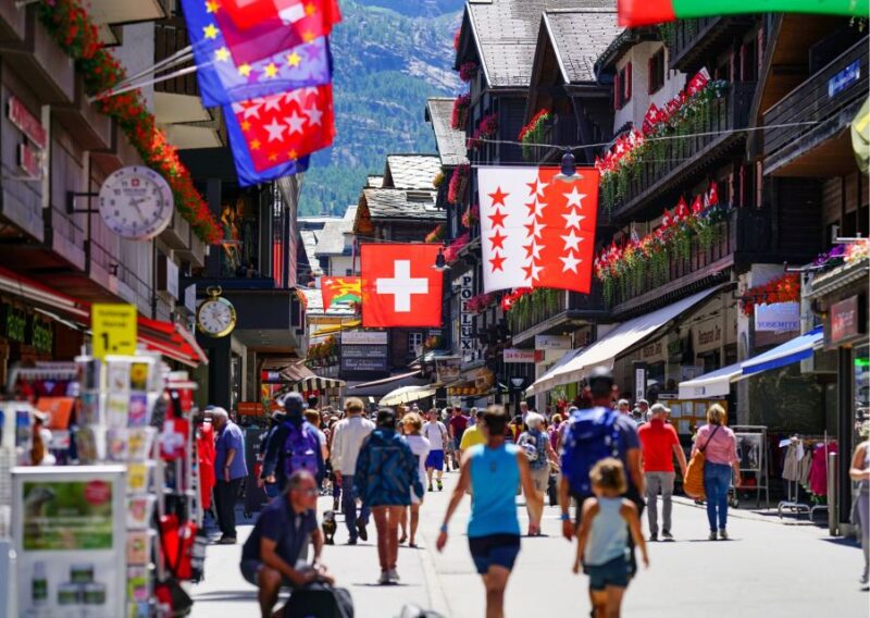 Lucerne: Private Walking Tour With Panoramic Yacht Cruise - Experiencing the Tour