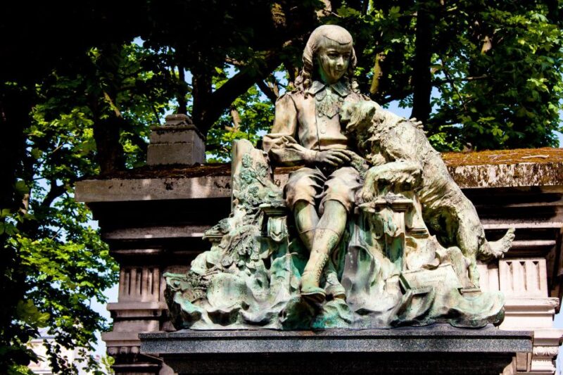 Paris: Famous Graves of Pere Lachaise Cemetery Guided Tour - Exploring the Cemeterys Unique Landmarks