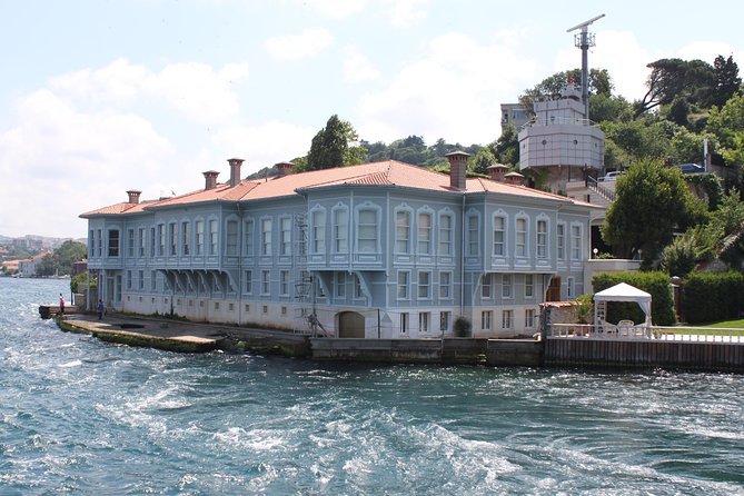 Istanbul City Tour and Bosphorus Sightseeing Cruise With Lunch - Navigating the Grand Bazaar and Spice Bazaar