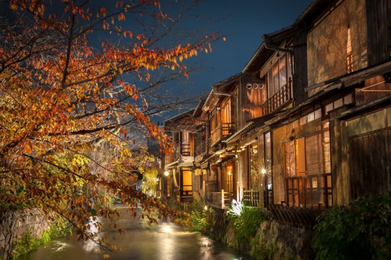 Kyoto: Gion District Guided Walking Tour at Night With Snack - Punctuality and Respect for Maiko/Geiko