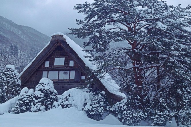 [One-Day Bus Tour Departing From Kanazawa Station] Shirakawa-Go/Takayama Tour Platinum Route Bus Tour - Balanced Experience of Guided Information and Personal Exploration