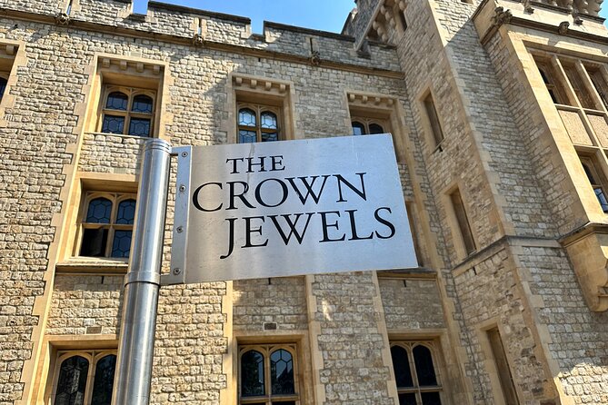 Tower of London for Kids & Families Private Guided Tour With Pre-Booked Tickets - Engaging With the Beefeaters