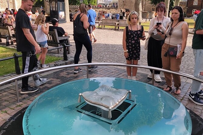 Tower of London: Opening Ceremony & Early Crown Jewels Access - Nearby Attractions and Dining Options