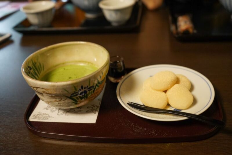 [W/Lunch] Kyoto Highlights Bike Tour With UNESCO Zen Temples - Enjoying a Local Kyoto Lunch