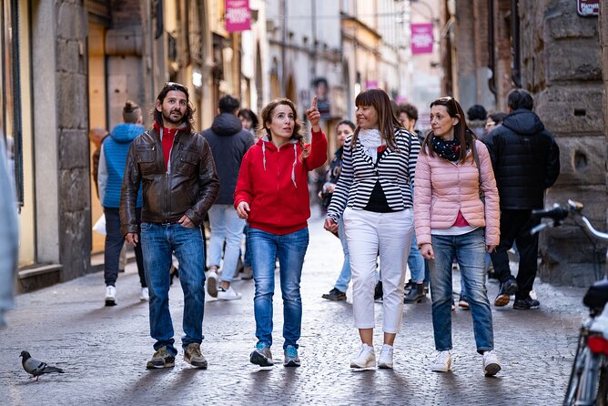 Lucca Aperitivo Evening Walk With Food and Wine for Small Groups - About the Local Guides