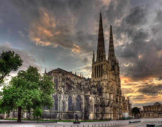 Full Day Bordeaux Historic Gourmet Walking and Médoc Tour - Key Points