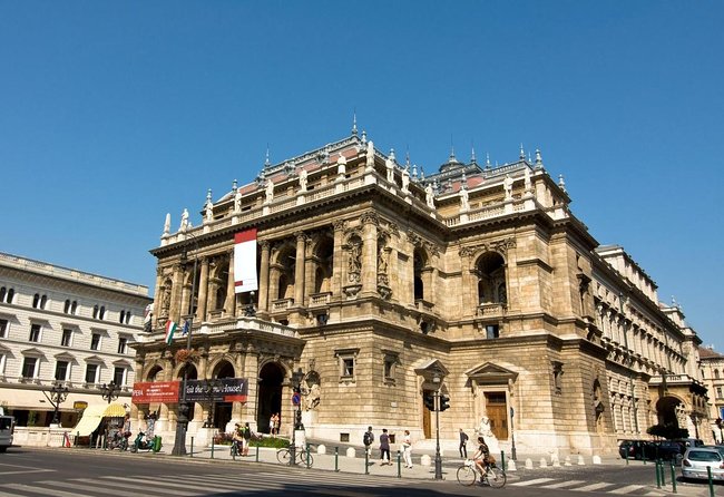 Iconic Budapest City Tour With Classic Russian Jeep and G-Wagon! - Key Points