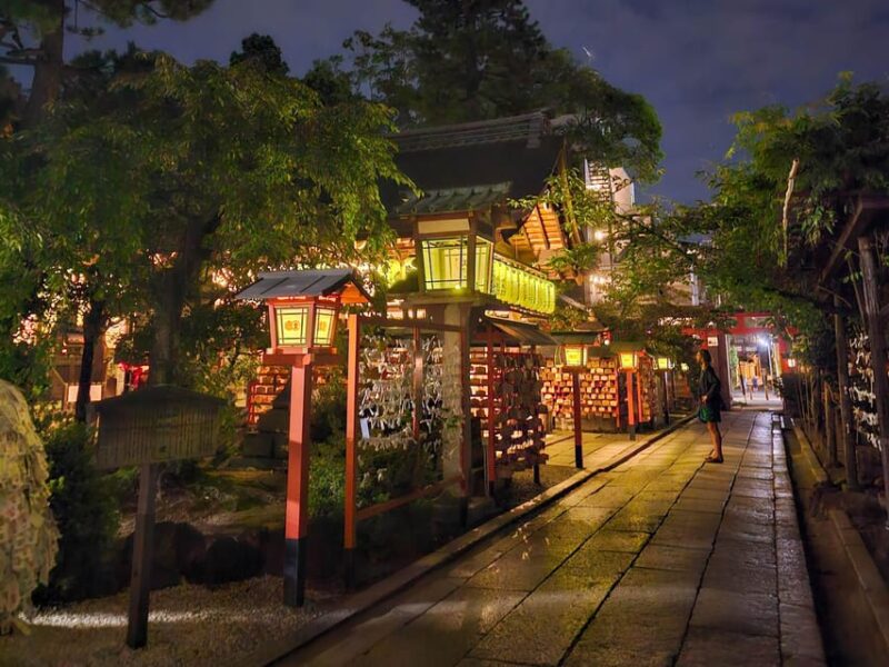 Kyoto: Gion District Guided Walking Tour at Night With Snack - Key Points