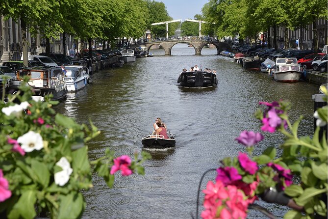Christmas in Amsterdam: Historical Self-Guided Walking Tour - Discovering Christmas Traditions and Celebrations