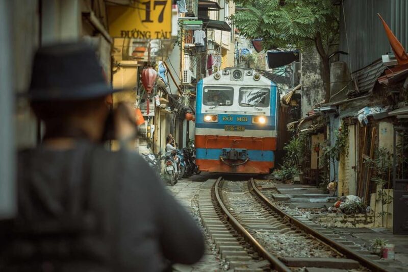 Hanoi: Guided City tour - Discover the Heart of Vietnam - Food & Train Street Experience (09:00 or 18:00)