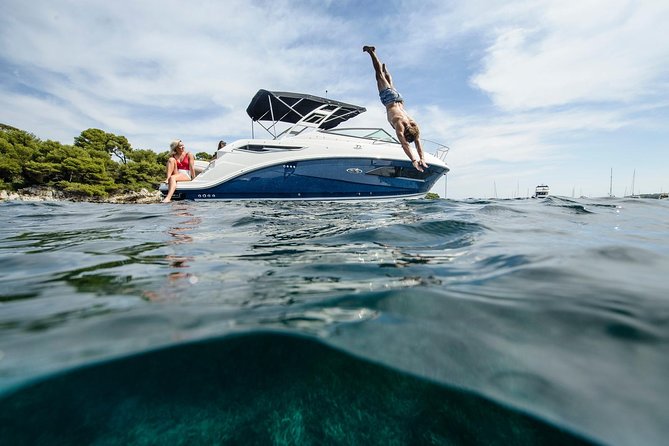 Motor Yacht (2020)Luxury Private Cruise Around Santorini - Cruise Features and Onboard Amenities