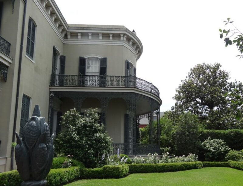 New Orleans: Tombs and Mansions of the Garden District - Visiting Lafayette Cemetery—A Burial Site Full of Secrets