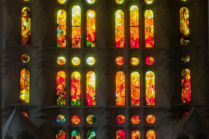 Sagrada Familia Private Tour in Barcelona - Pre-Reserved Entrance and Avoiding Long Lines