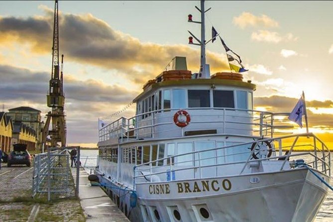 Sailing in Guaíba With White Swan Boat - Porto Alegre - Meeting and Accessibility