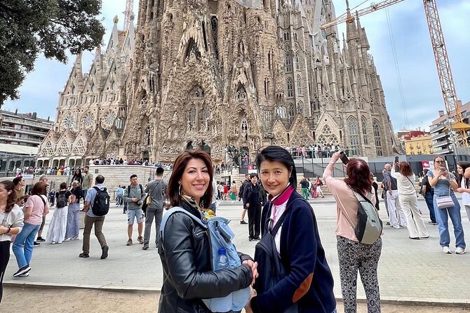Welcome Private Chauffeured Tour With Licensed Guide - Key Sites to Visit: From Montjuic to Barceloneta Beach