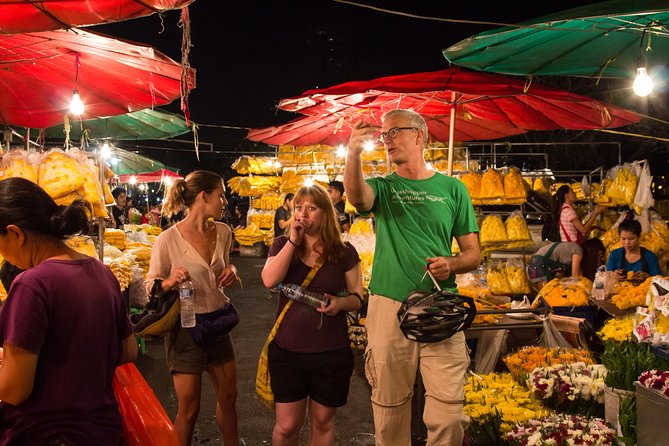 Bangkok: Night Bike Tour with Temples & Flower Market Visit - Authentic Food and Cultural Insights