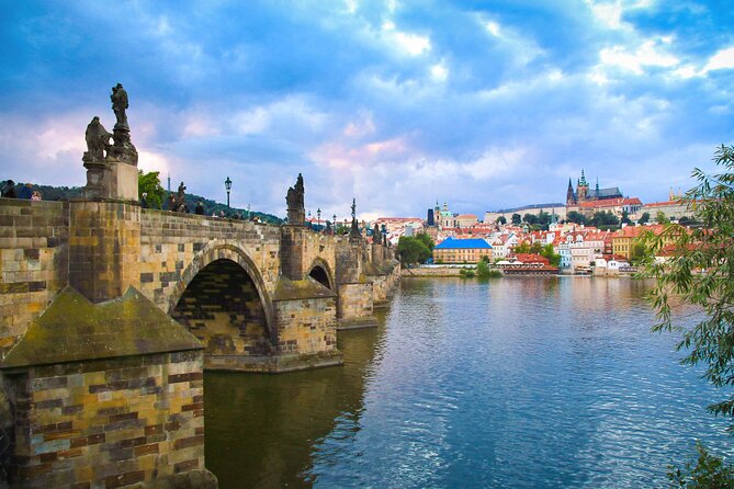 Highlights of Prague With a Funny and Local Guide - Admiring the Prague Castle Complex