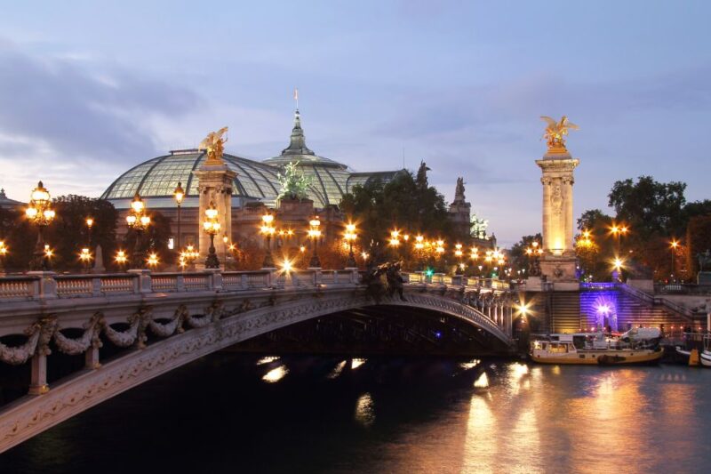 Paris: Illuminations River Cruise With Audio Commentary - Audio Commentary and Languages