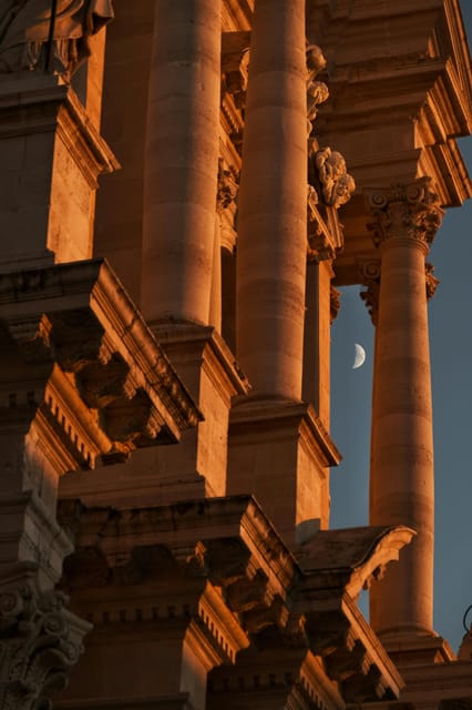Syracuse at Sunset: Guided Tour of Ortigia at Sunset - Experience Features