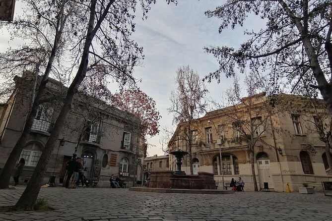 2-Hour Walking Tour of Yungay The Coolest Neighborhood in Chile - Navigating the Lively Streets