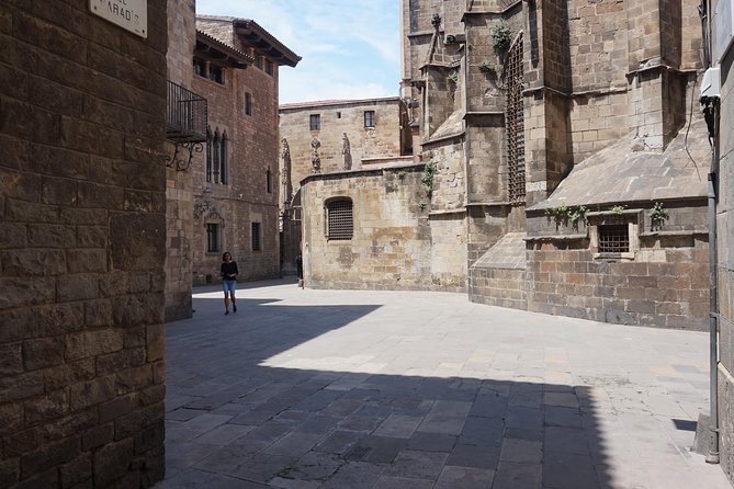 Barcelona: Gothic Paths, Tapas & Sagrada Familia Private Tour - Immersive Food Experiences