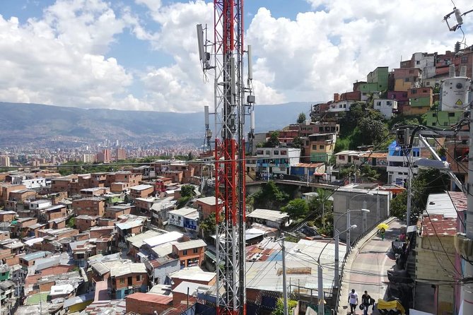 Comuna 13 Tour and Cable Car - Taking in Local Culture