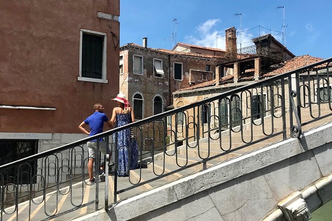 Discover Secrets and Hidden Gems of Venice With a Local: Sightseeing Small Group - Enjoying a Small Group Experience With a Local Guide