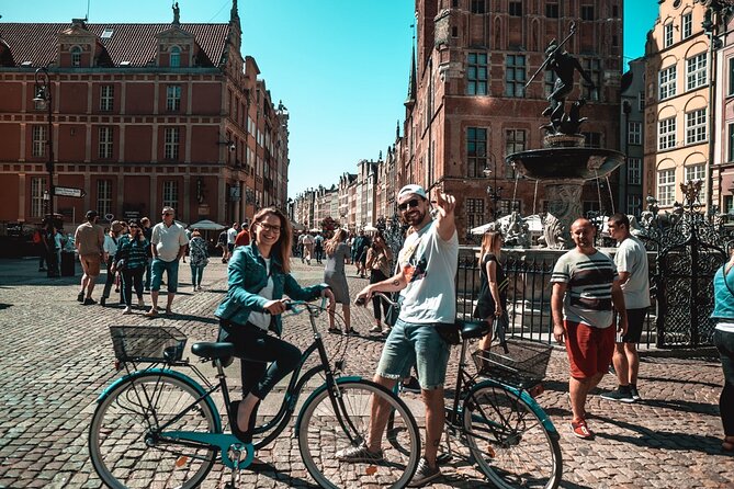 Gdansk Highlights Bicycle Tour - Visiting the Solidarity Museum
