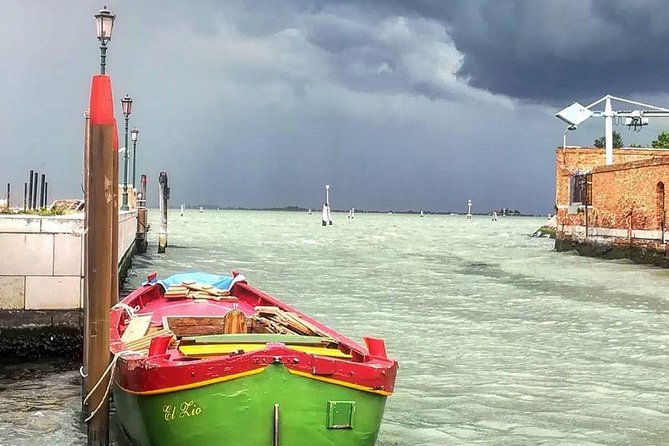 Learn to Row in the Canals of Venice - The Unique Perspective of Rowing Through Venice