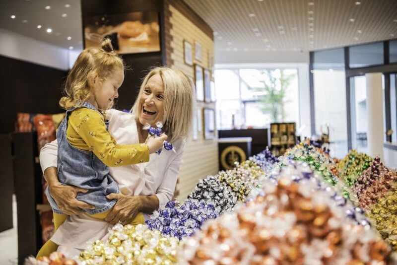 Zürich: City Tour, Cruise, and Lindt Home of Chocolate Visit - Transportation and Meeting Point