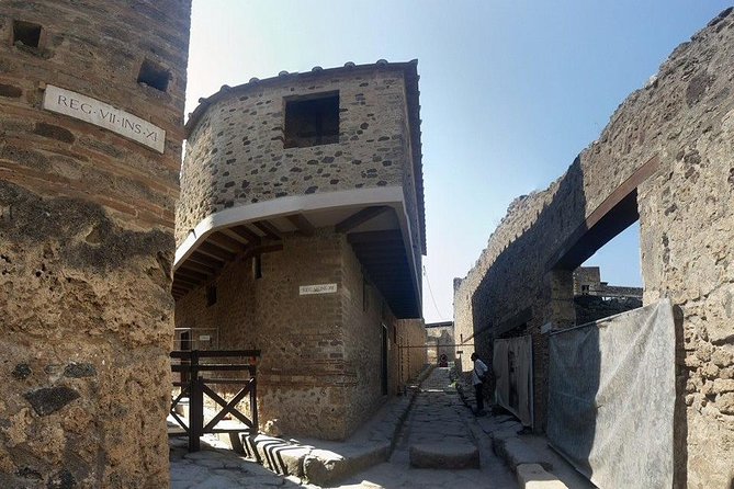 Amalfi Coast: Pompei & Vesuvius Small Group With Skip the Line Tickets - Exploring Pompeiis Ruins
