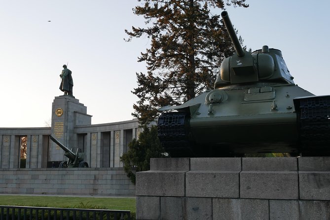 Berlin Highlights Private Guided Walking Tour - Checkpoint Charlie and the Berlin Wall