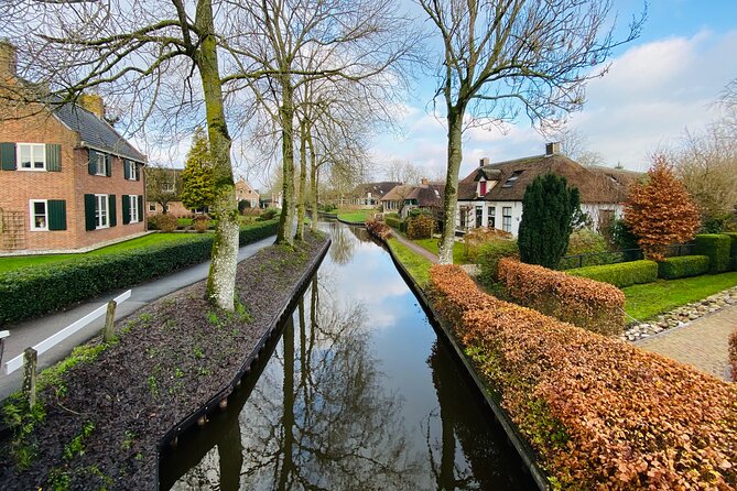 Day Tour Giethoorn, Afsluitdijk and Zaanse Schans With Boat Cruise - Traversing the Afsluitdijk