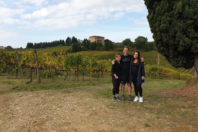 Full-Day Tuscan Hills Bike Tour With Lunch at Farm - Lunch and Wine Tasting at the Family-Run Farm
