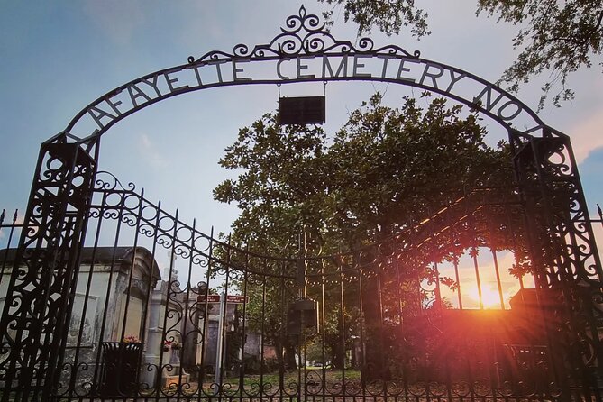 New Orleans Garden District and Cemetery Bike Tour - Exploring the Garden District