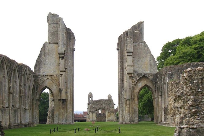Small-Group Day Trip to Stonehenge, Glastonbury, and Avebury From London - Exploring Stonehenge