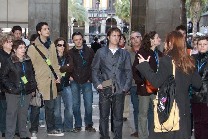 The Shadow of the Wind Novel Walking Tour - Connecting Literary Themes and Historical Context