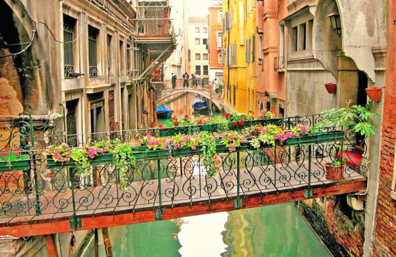 Venice: Gondola & Doges Palace - Gondola Experience