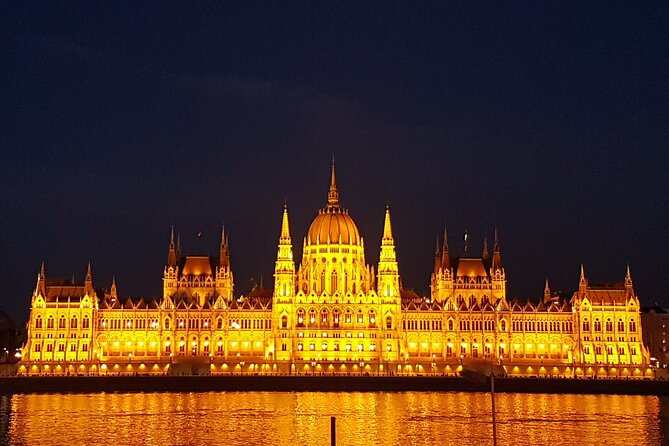 Welcome to Budapest Evening Walk - Exploring Elisabeth Square