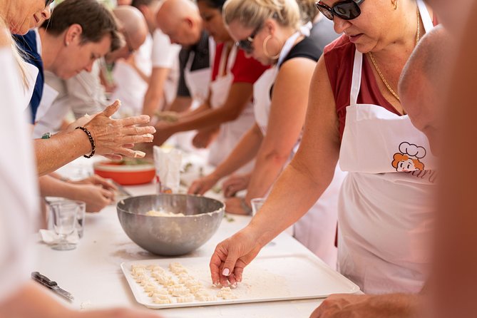 Cesarine: Small Group Pasta and Tiramisu Class in Siena - Class Size and Group Dynamics